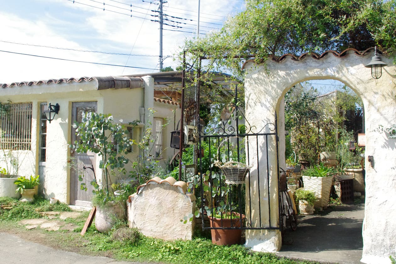 撮影やロケに最適です。田園に囲まれ四季折々の風景で室内はアンティーク家具でまとめられております。の写真8