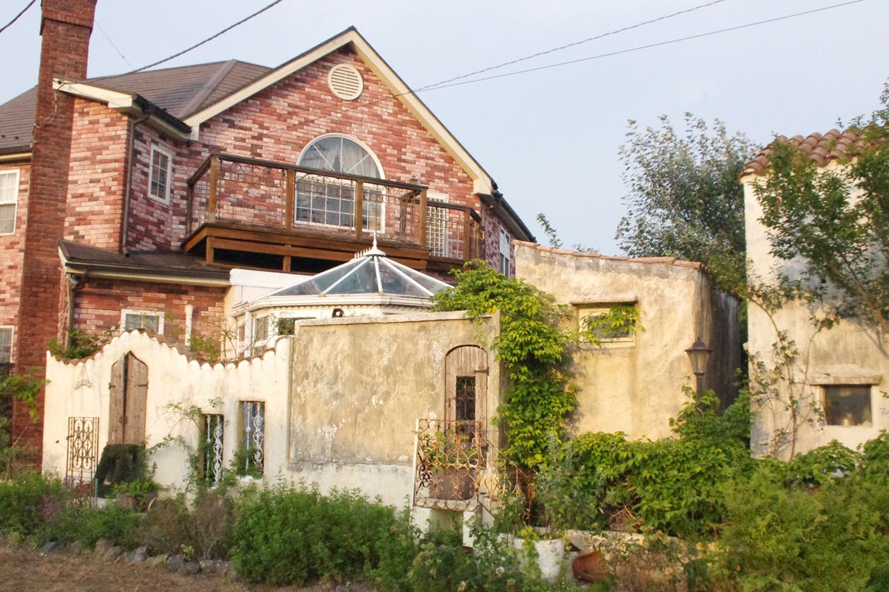 撮影やロケに最適です。田園に囲まれ四季折々の風景で室内はアンティーク家具でまとめられております。の写真9