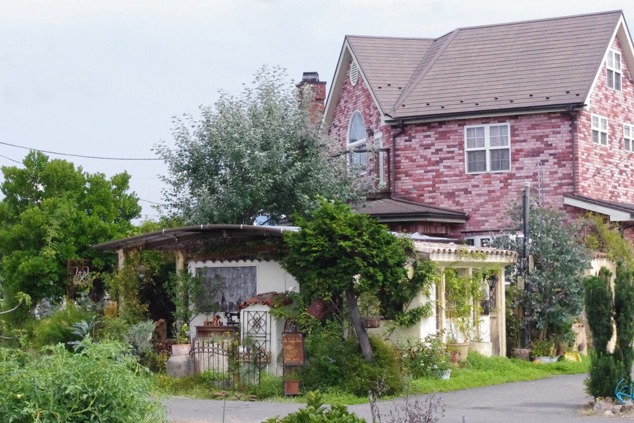 撮影やロケに最適です。田園に囲まれ四季折々の風景で室内はアンティーク家具でまとめられております。の写真7