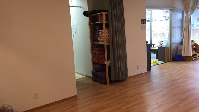 地下鉄東山線本郷駅前30秒のヨガスタジオ ヨガマット・ブロックなど完備の写真3