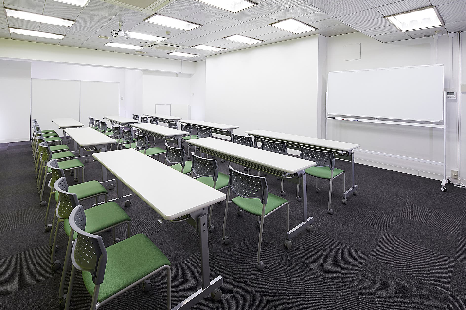 みんなの会議室【神田駅 4分】オプション料金0円で設備・備品使い放題♪ WiFi無料！清掃・消毒で衛生面も安心♥便利な駅近の写真4