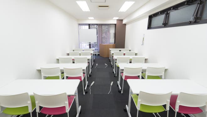 【博多駅より徒歩2分!】好立地・便利・格安・安心!明るい会議室 ◆ <定員20名> 社内会議・セミナー・研修にも最適!の写真1