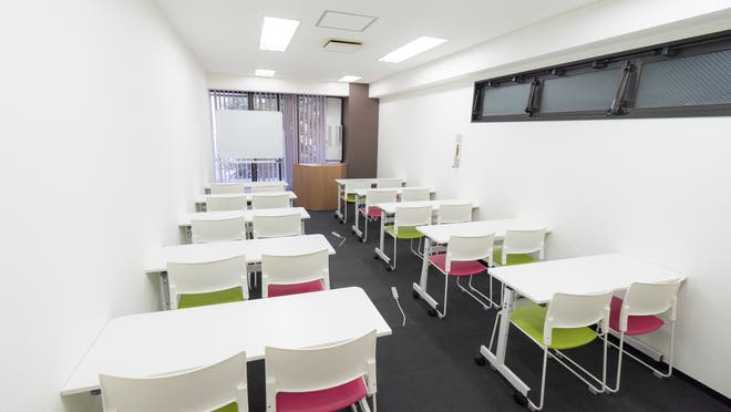 【博多駅より徒歩2分!】好立地・便利・格安・安心!明るい会議室 ◆ <定員20名> 社内会議・セミナー・研修にも最適!の写真2