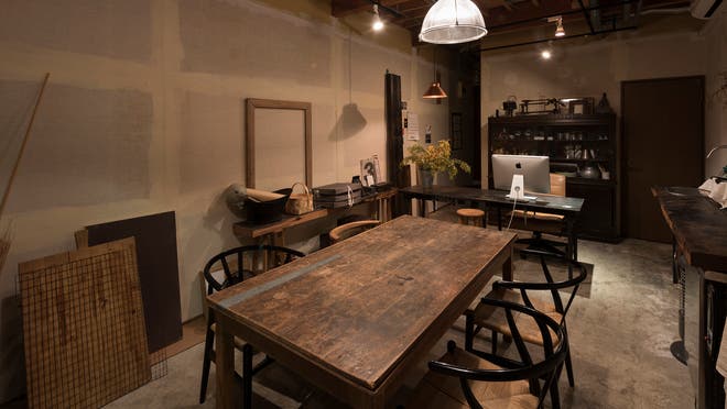 キッチン付き貸しスペースインテリアデザイナーが見立てた家具や備品が使用できるヴィンテージな空間の写真1