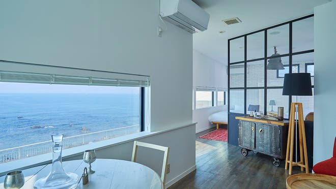 【南葉山】海目の前!白を基調とした素敵空間。『& SUN Terrace house』の写真1