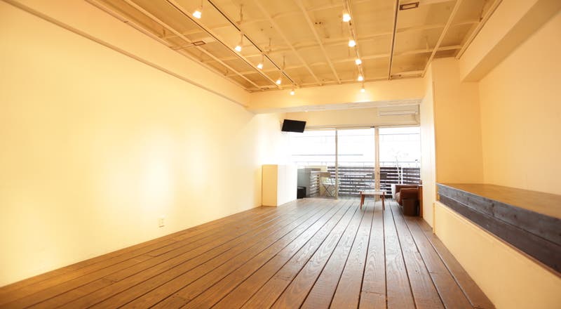 渋谷の静かな路地裏にある展示会・ワークショップ・会議に最適な自由空間です