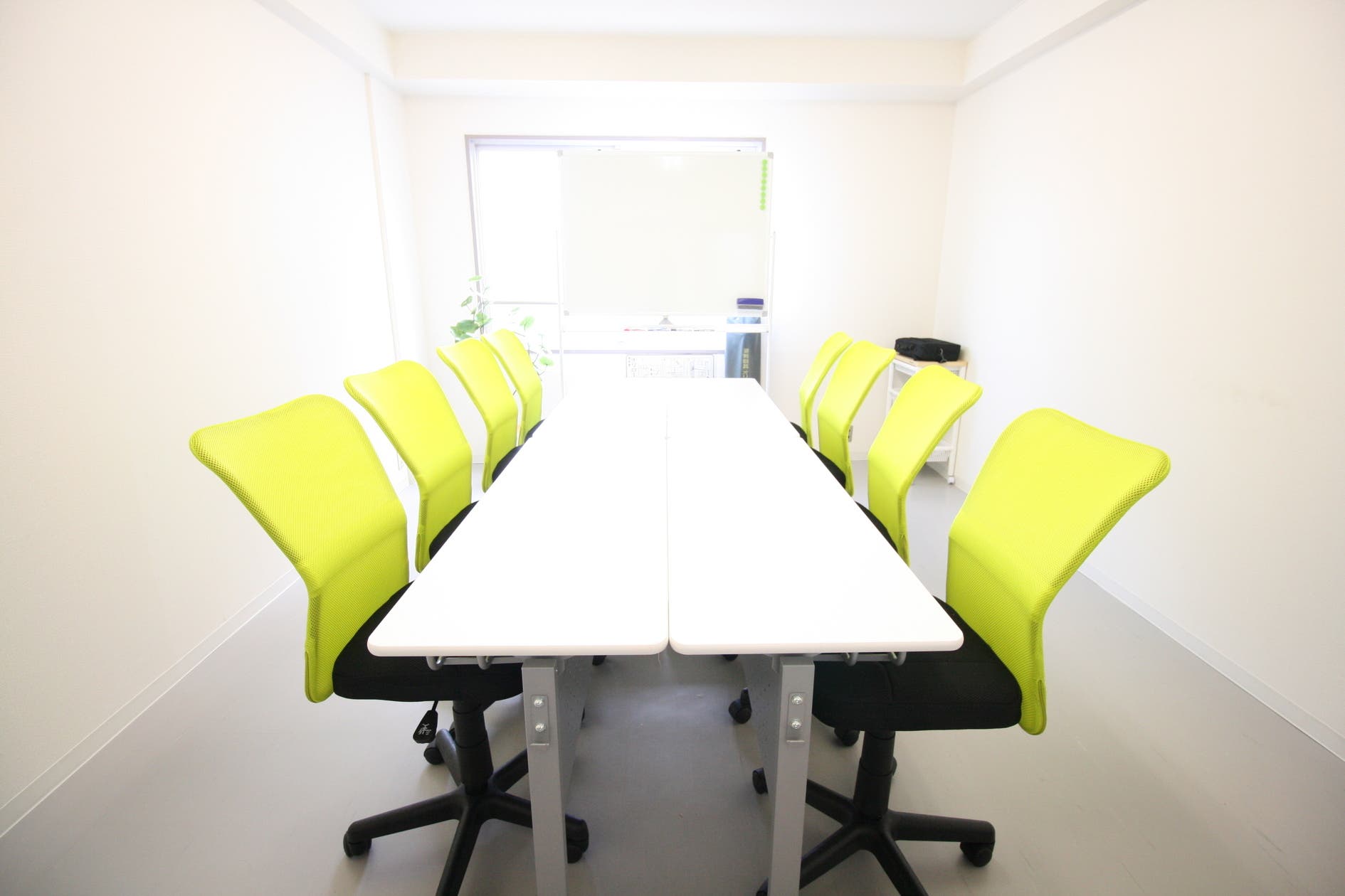 【インボイス対応で経費も安心】◆お気軽会議室新大阪sun◆🎯新大阪駅徒歩1分🎯🌈追加料金不要🌈14人収容🌈の写真1