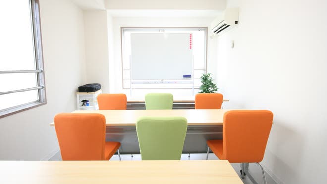 【インボイス対応で経費も安心】◆お気軽会議室新大阪moon◆🎯新大阪駅徒歩1分🎯🌈プロジェクター&スクリーン無料🌈12人収容の写真3