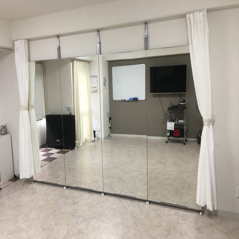 【横浜駅】大型鏡付き！ダンスやヨガができるフロアタイル！平日1時間1500円で大型モニター、WiFi完備 の写真