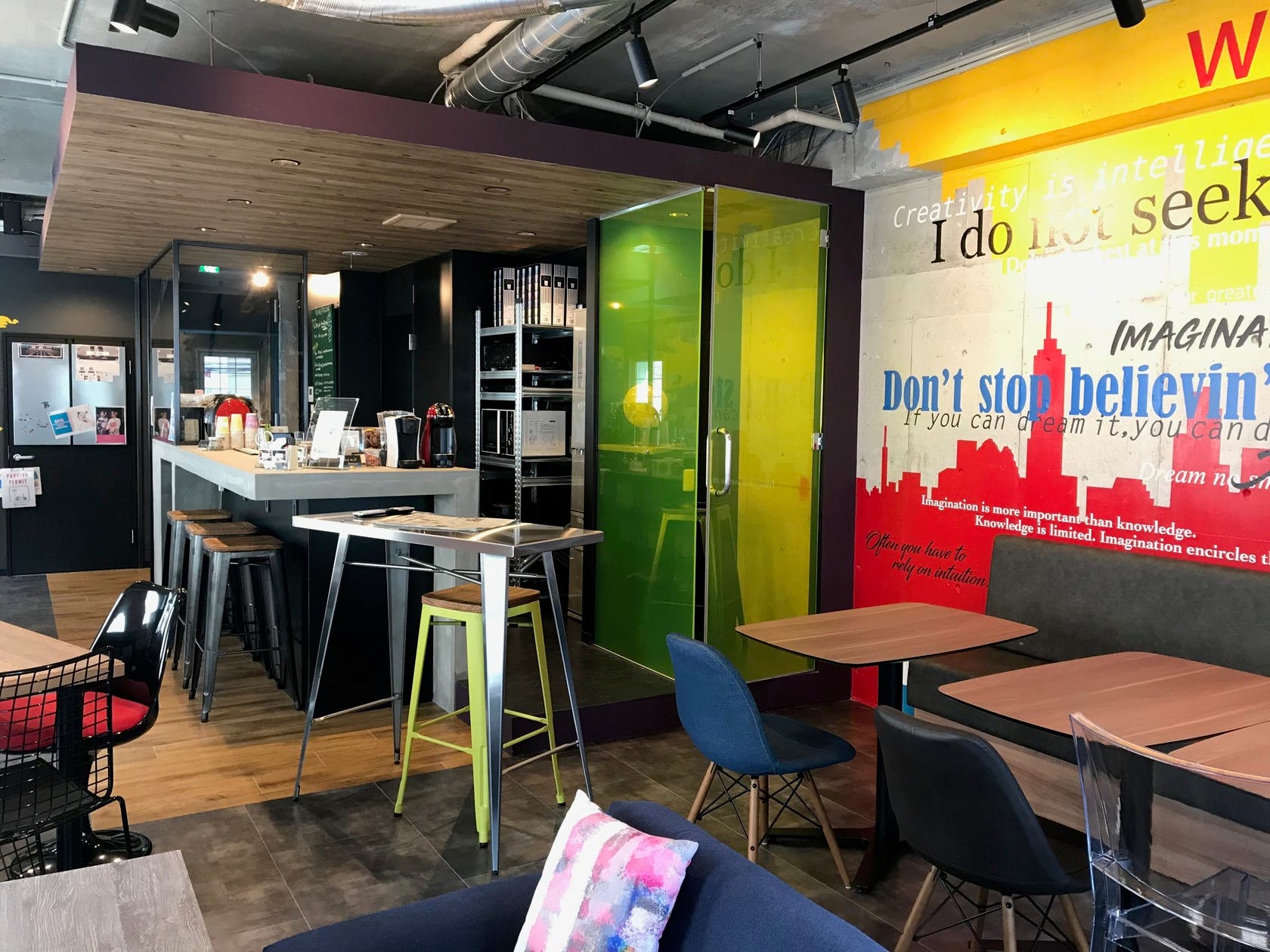 4人用会議室（NYルーム）スタイリッシュなニューヨーク風ミーティングルーム。遮音性が高くWEB会議・ワークショップにもぴったりの写真5