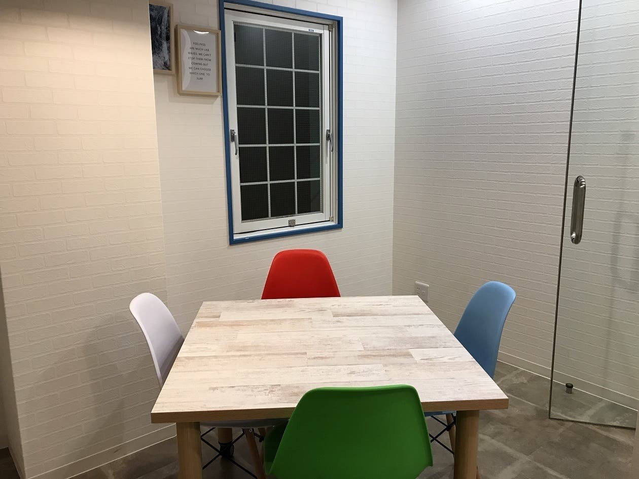 4人用会議室（LAルーム）解放感あふれるロサンゼルス風ミーティングルーム。WEB会議・ワークショップにもぴったりの写真5