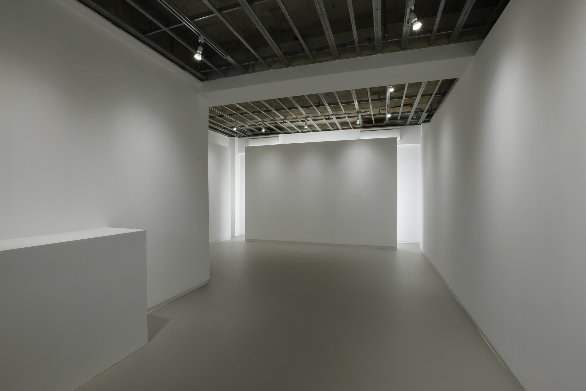 【表参道駅9分】展示会に適した白を基調とした美しいギャラリースペースの写真3