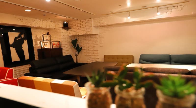 キッチンとソファを備えたリラックスした中、パーティやママ会、セミナーや研修会など自由に活用できます。