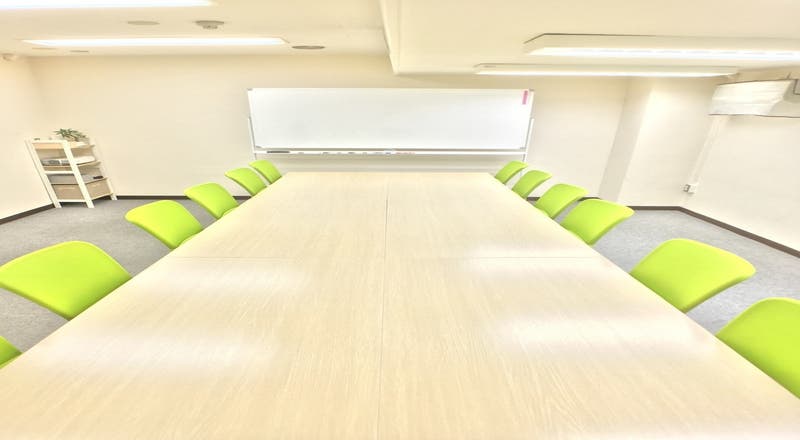 《あいあい会議室 大通4階》札幌大通駅出口18より徒歩30秒の好アクセス！プロジェクター、Wi-Fi完備