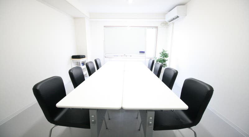 【定期除菌対応中】◆お気軽会議室新大阪cosmo◆白と黒を基調とした空間でビジネス利用に好評/高速wifi/徒歩1分/14人収容