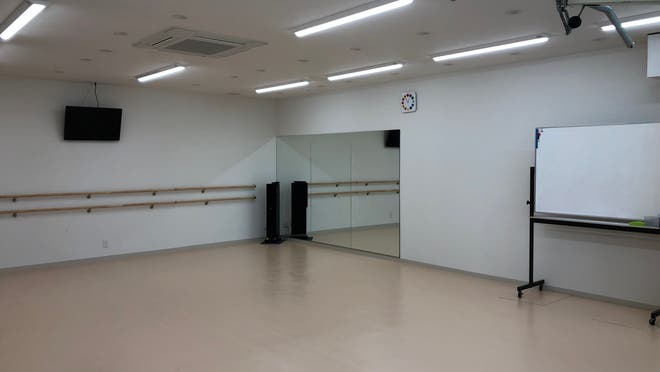 鏡もありダンス、バレエ、学芸会の練習などに自由に使用可能。ワークショップ、教室、セミナーなどにの写真1