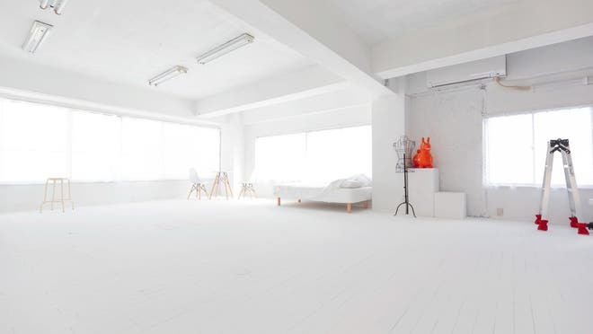 白壁白床、ひろびろ82平米。自然光で一日中キレイに撮影できる新宿のハウススタジオの写真3