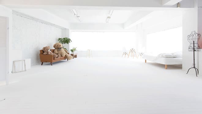 白壁白床、ひろびろ82平米。自然光で一日中キレイに撮影できる新宿のハウススタジオの写真1