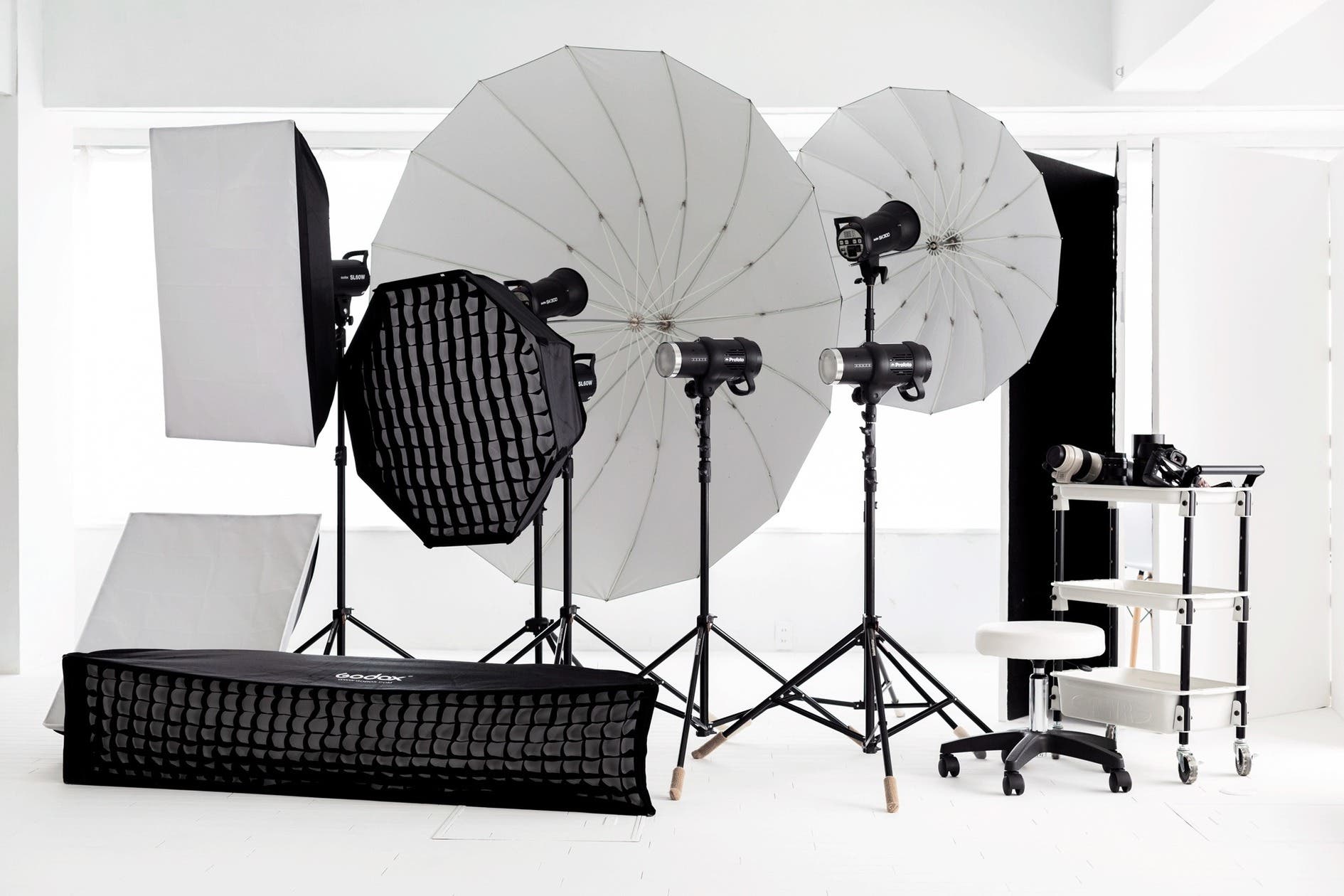 白壁白床、ひろびろ82平米。自然光で一日中キレイに撮影できる新宿のハウススタジオの写真5