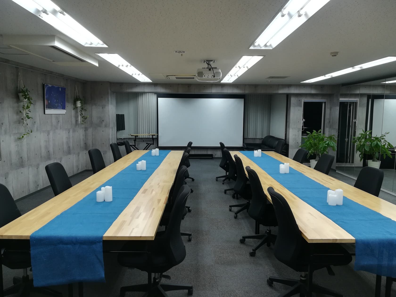 Web会議や大型スクリーンで映画鑑賞も…多様に使えるレンタルスペース　demokuraの写真7