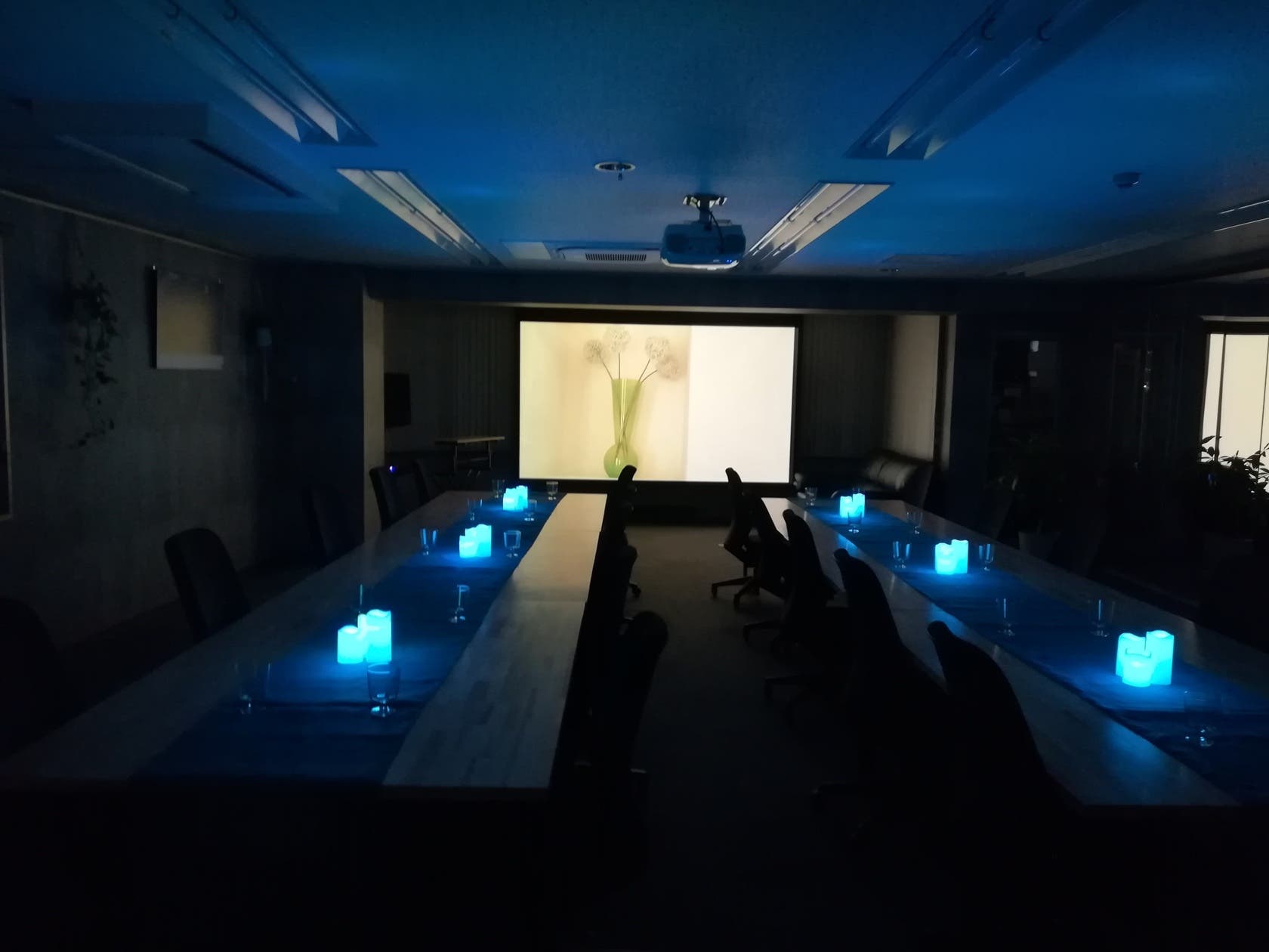 Web会議や大型スクリーンで映画鑑賞も…多様に使えるレンタルスペース　demokuraの写真8