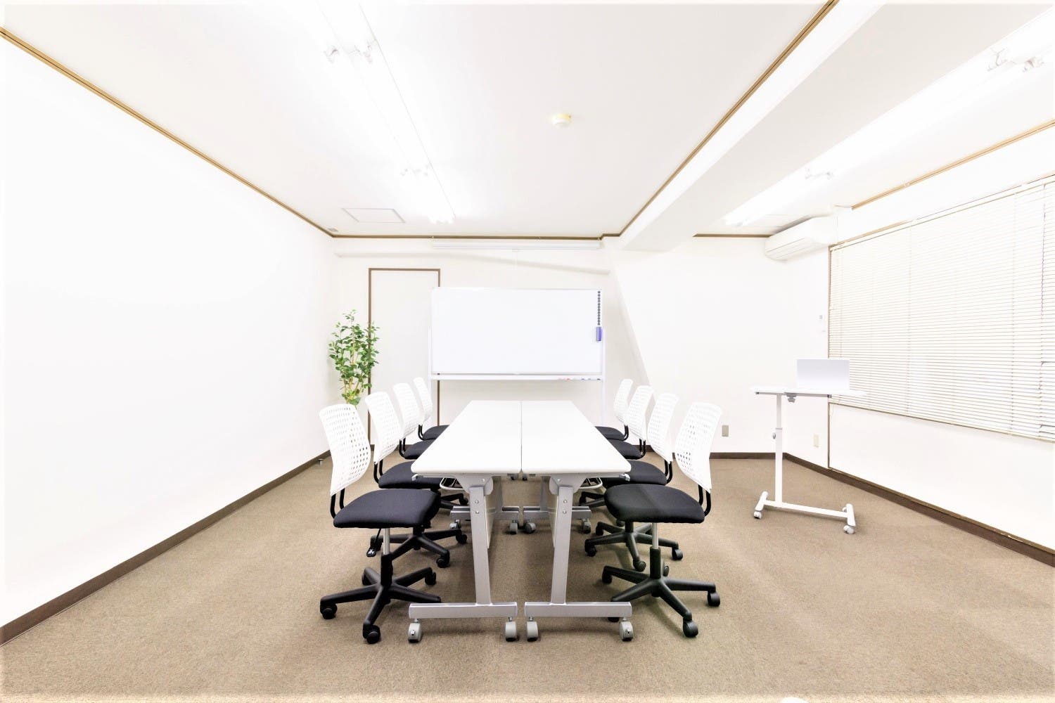 地下鉄御堂筋線本町駅より徒歩１分！エレベーター完備貸！会議打ち合わせ、研修、面談、面接、セミナー「貸会議室ラミRay」の写真6