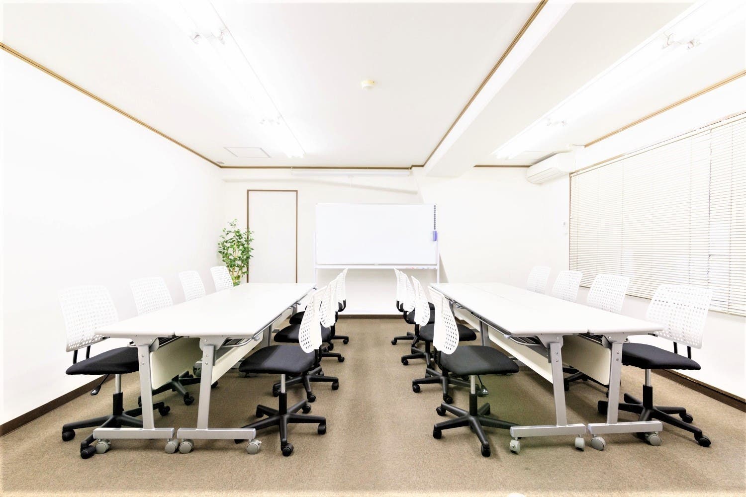 地下鉄御堂筋線本町駅より徒歩１分！エレベーター完備貸！会議打ち合わせ、研修、面談、面接、セミナー「貸会議室ラミRay」の写真5