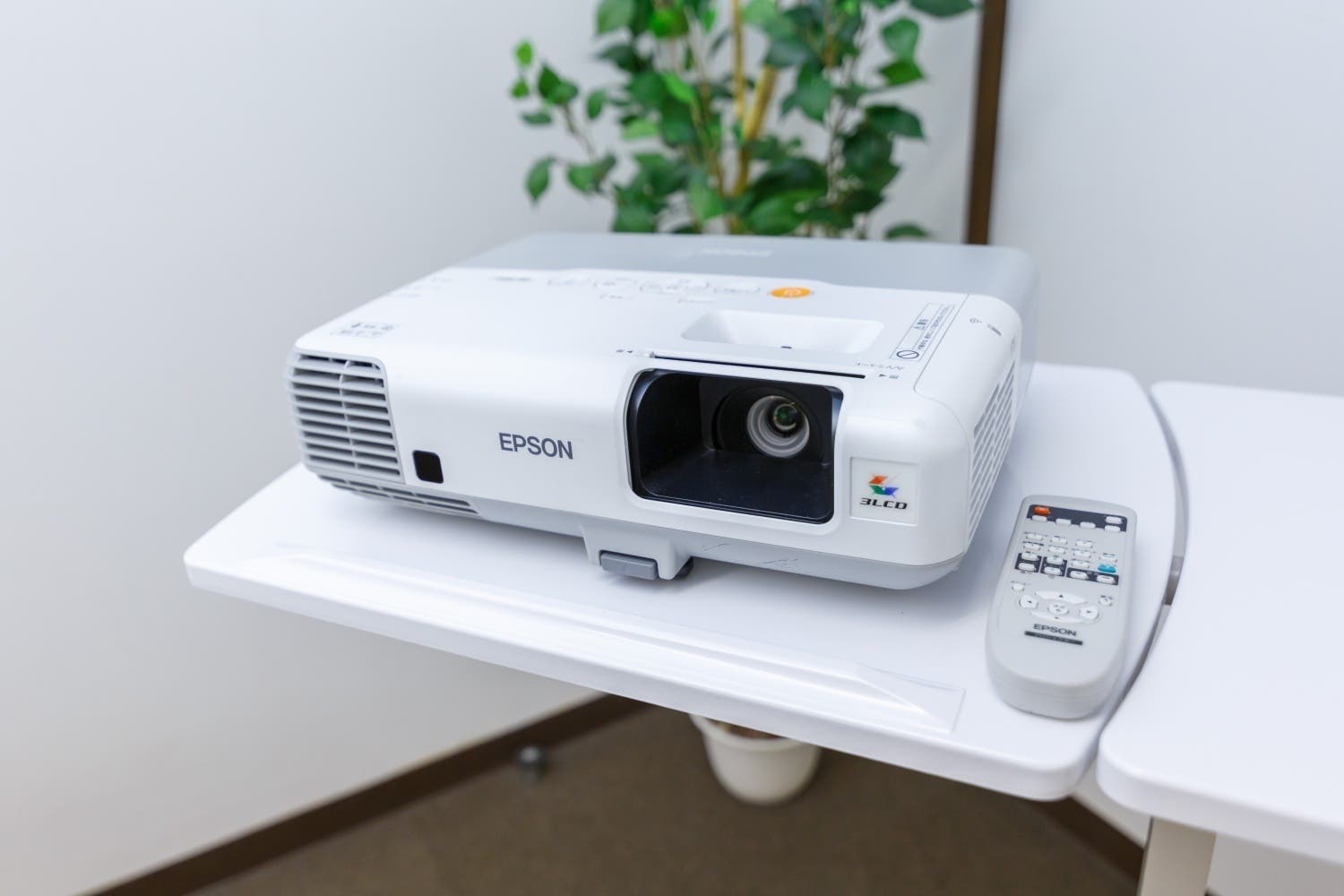 地下鉄御堂筋線本町駅より徒歩１分！エレベーター完備貸！会議打ち合わせ、研修、面談、面接、セミナー「貸会議室ラミRay」の写真8