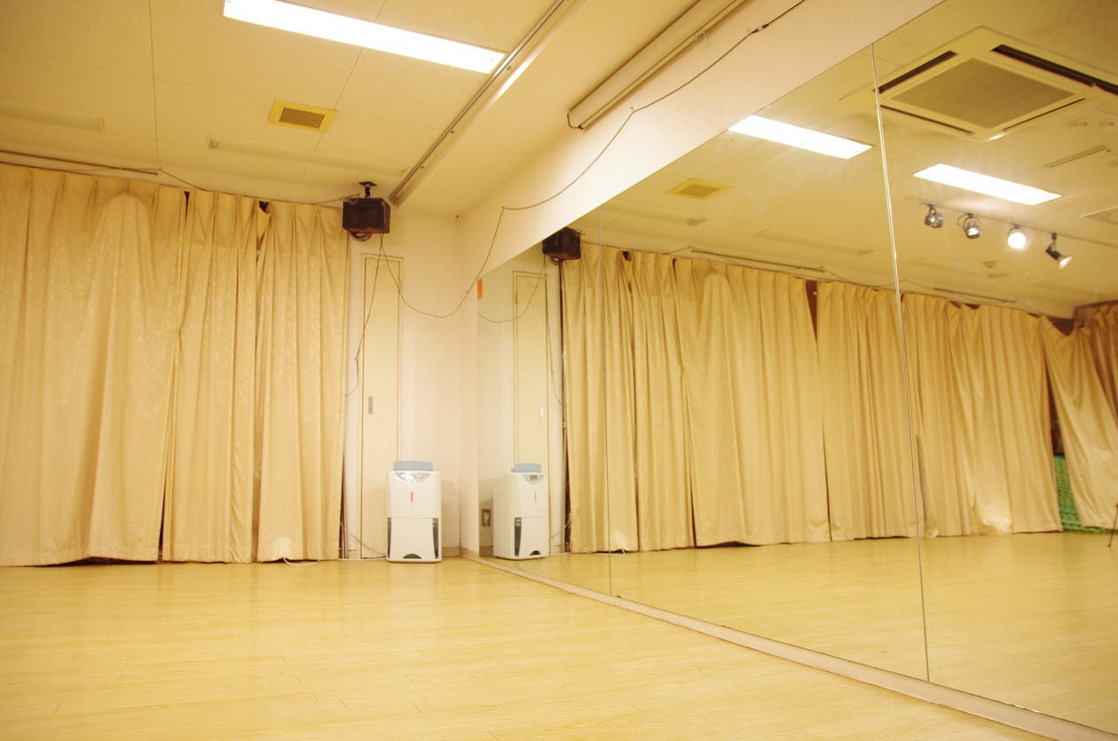 【吉祥寺駅徒歩5分】<B1>スポットライト完備の多目的スペース。40名までのダンスやヨガ、瞑想、ワークショップ、パーティ等にの写真2