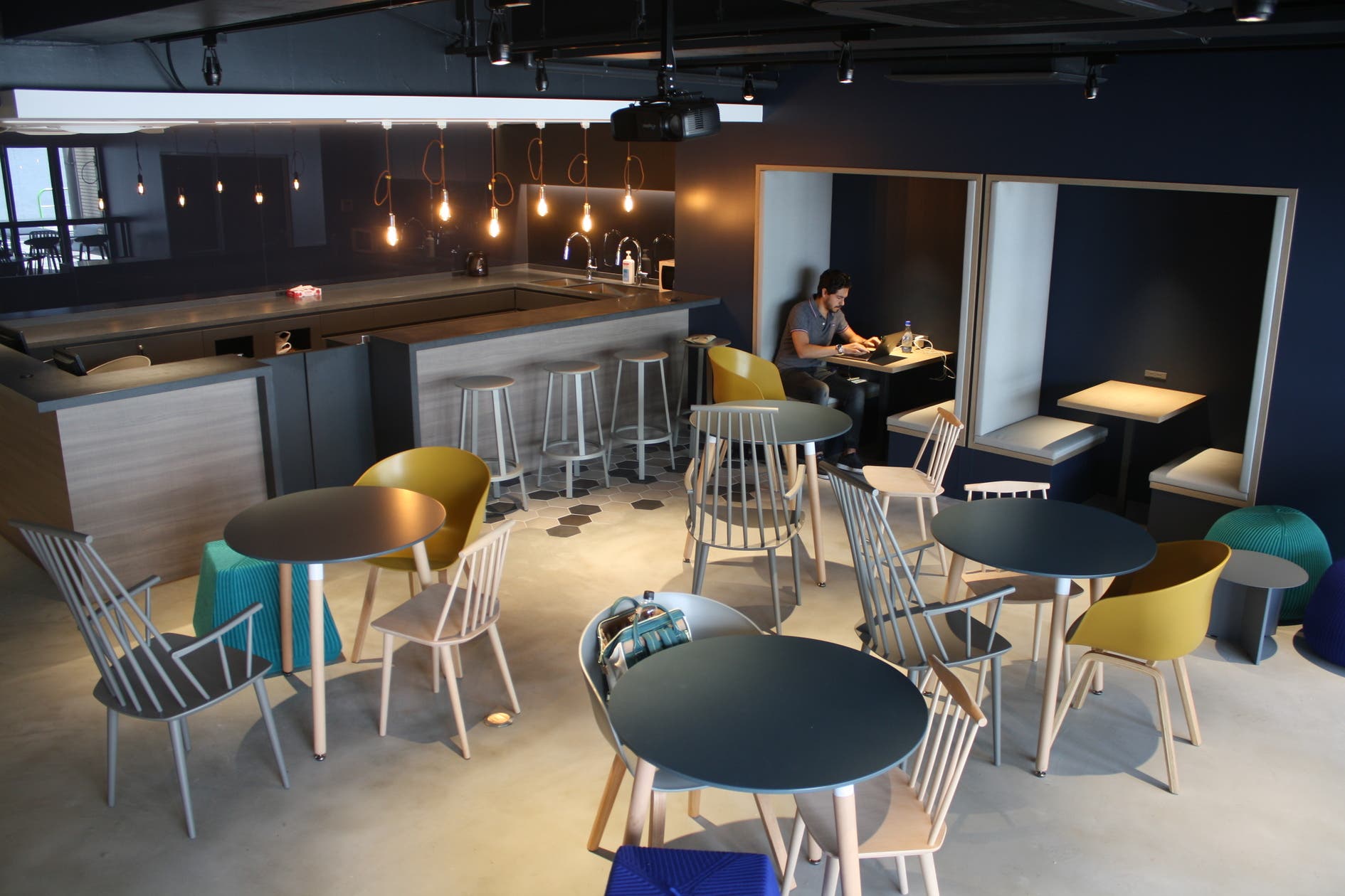 《六本木ヒルズすぐ》◆ガラス張りの会議室◆wi-fi・モニター・ホワイトボード完備・カフェ併設　2F(A)〈最大6名〉の写真10