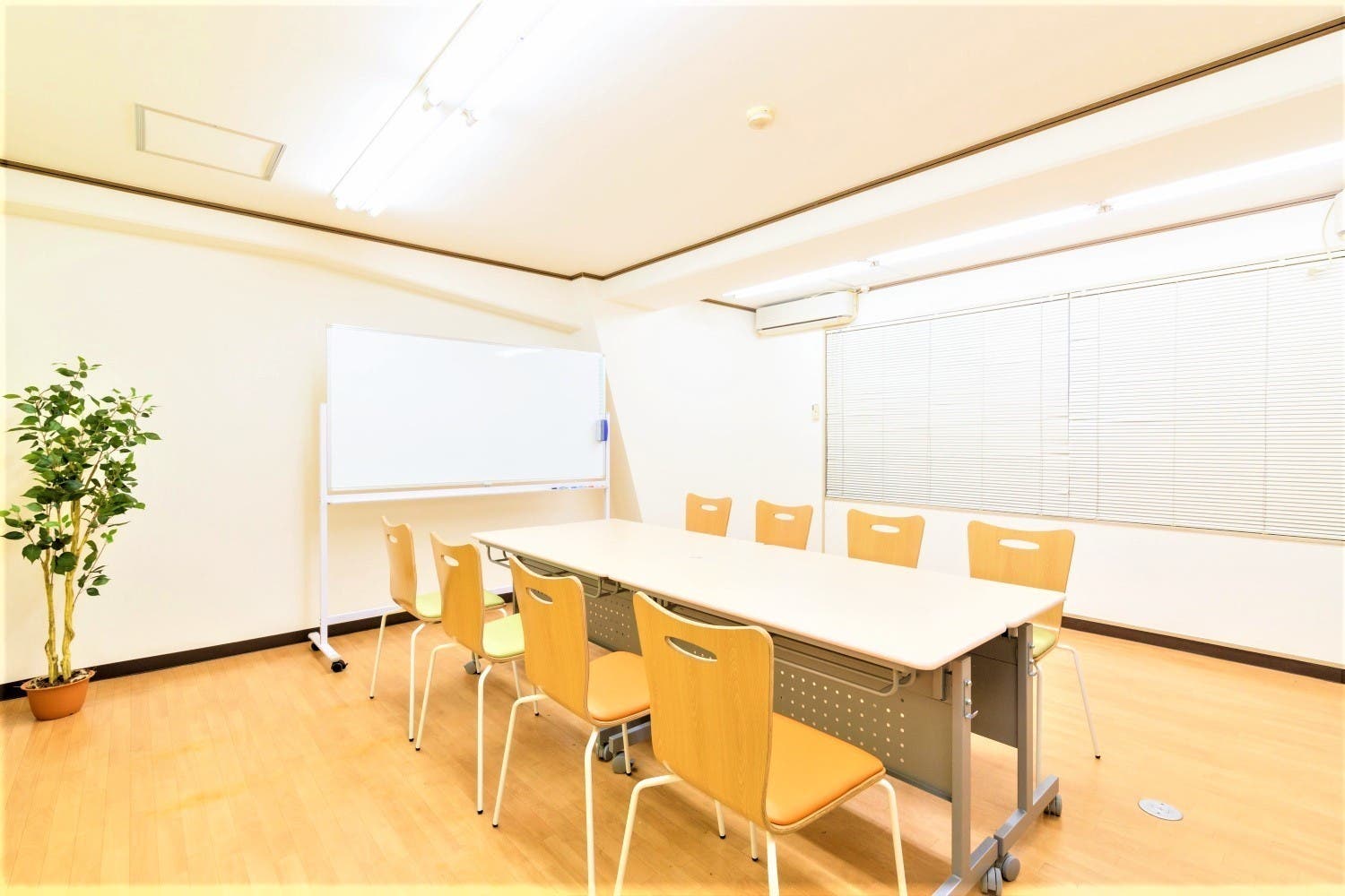 地下鉄御堂筋線本町駅より徒歩１分 エレベーターあり！ビジネス・撮影・面接・ワークショップと色々使えて便利な貸会議室ラミEmmaの写真3