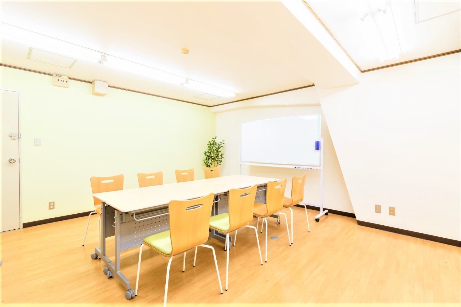地下鉄御堂筋線本町駅より徒歩１分 エレベーターあり！ビジネス・撮影・面接・ワークショップと色々使えて便利な貸会議室ラミEmmaの写真5