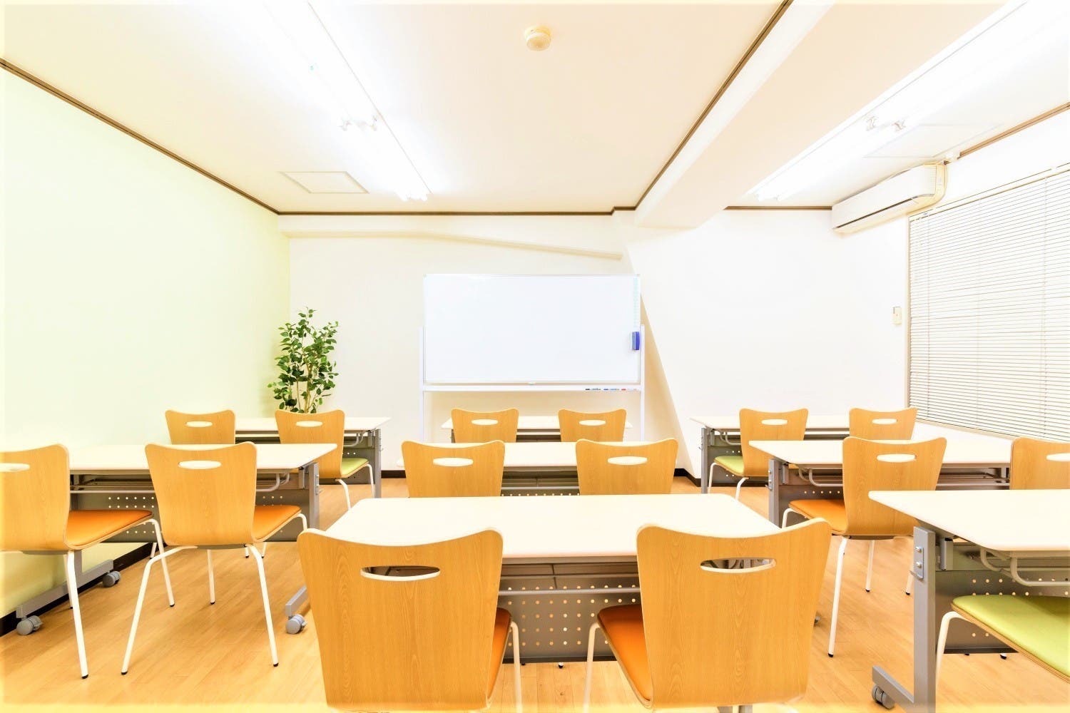 地下鉄御堂筋線本町駅より徒歩１分 エレベーターあり！ビジネス・撮影・面接・ワークショップと色々使えて便利な貸会議室ラミEmmaの写真2