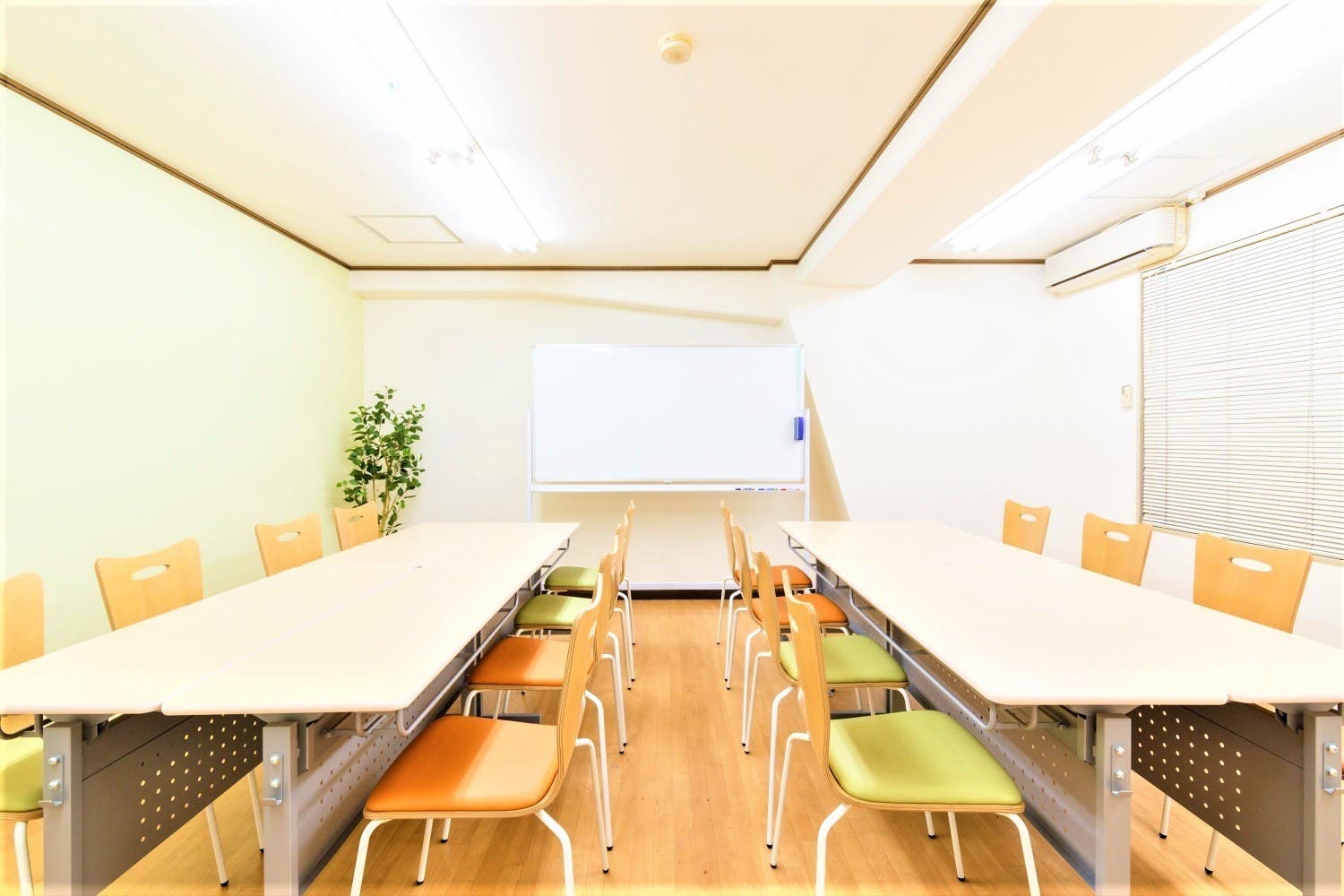 地下鉄御堂筋線本町駅より徒歩１分 エレベーターあり！ビジネス・撮影・面接・ワークショップと色々使えて便利な貸会議室ラミEmmaの写真4