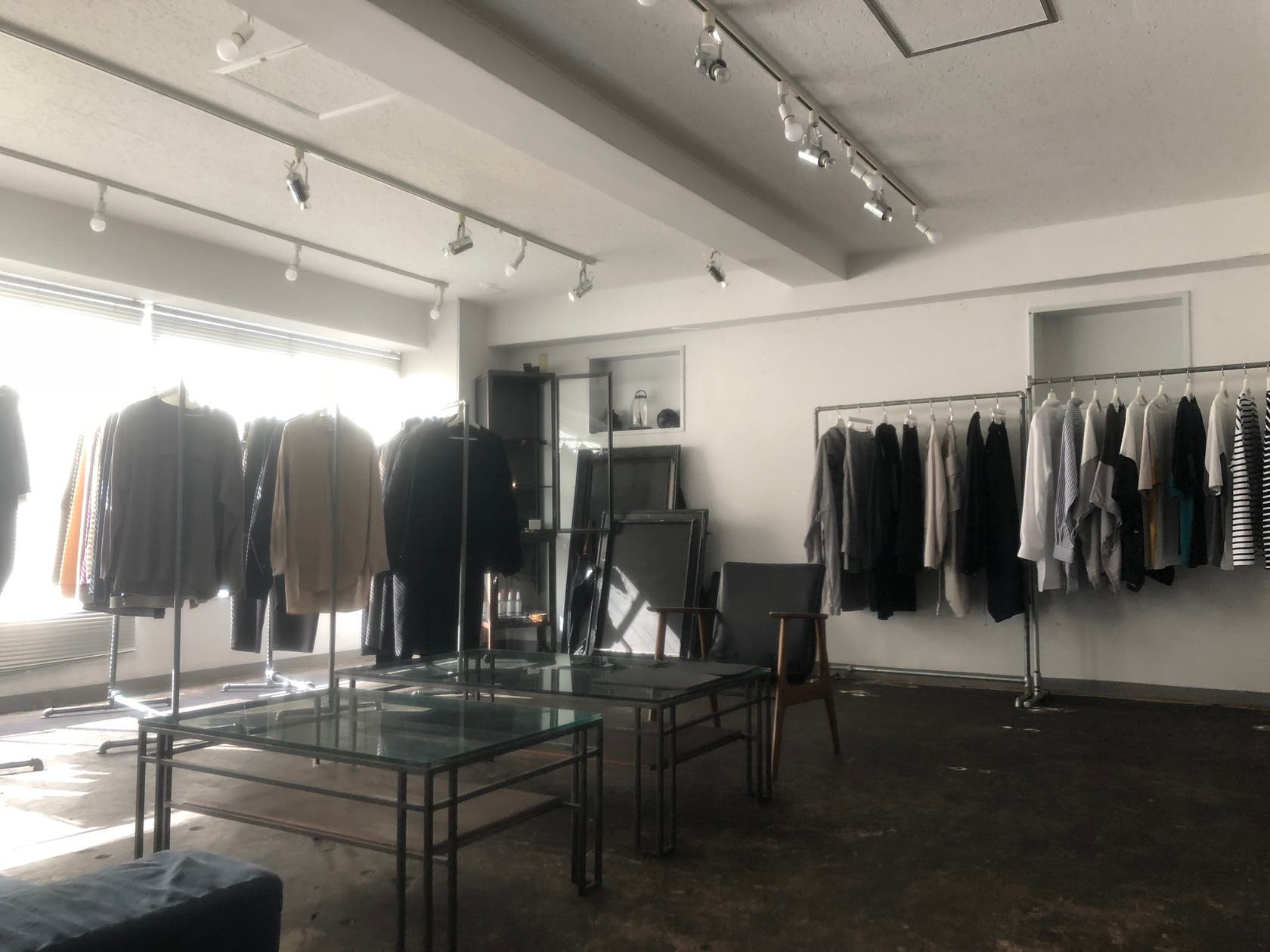 中目黒駅徒歩７分。自然光が入るインダストリアルな空間です。の写真3