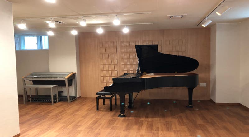 福岡市中央区の音楽スタジオ！グランドピアノ・グランドハープ・エレクトーン設置！練習・ミニコンサートに！