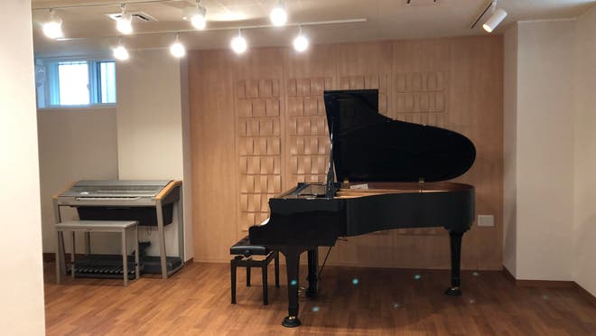 福岡市中央区の音楽スタジオ!グランドピアノ・グランドハープ・エレクトーン設置!練習・ミニコンサートに!の写真1