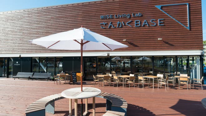 たまプラーザ駅徒歩7分。 開放的なウッドデッキと自然光が差し込む店内、子育て世代で賑わう街のカフェ。の写真2