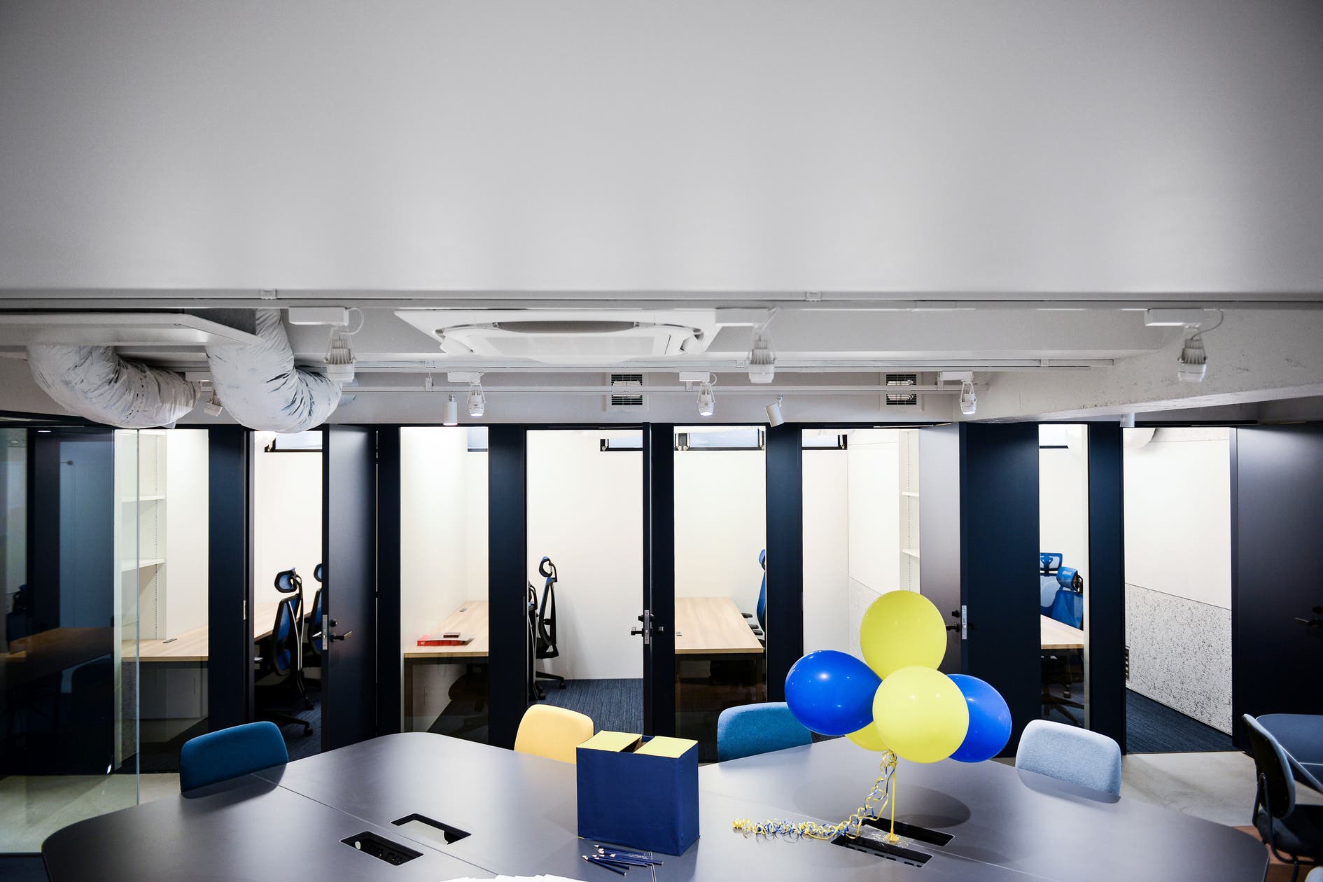 《六本木ヒルズすぐ》◆ガラス張りの会議室◆wi-fi・モニター・ホワイトボード完備・カフェ併設　2F(A)〈最大6名〉の写真6