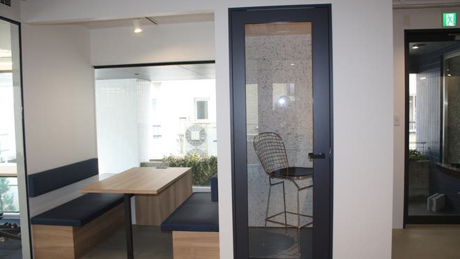 《六本木ヒルズすぐ》◆ガラス張りの会議室◆wi-fi・モニター・ホワイトボード完備・カフェ併設 2F(A)〈最大6名〉の写真12