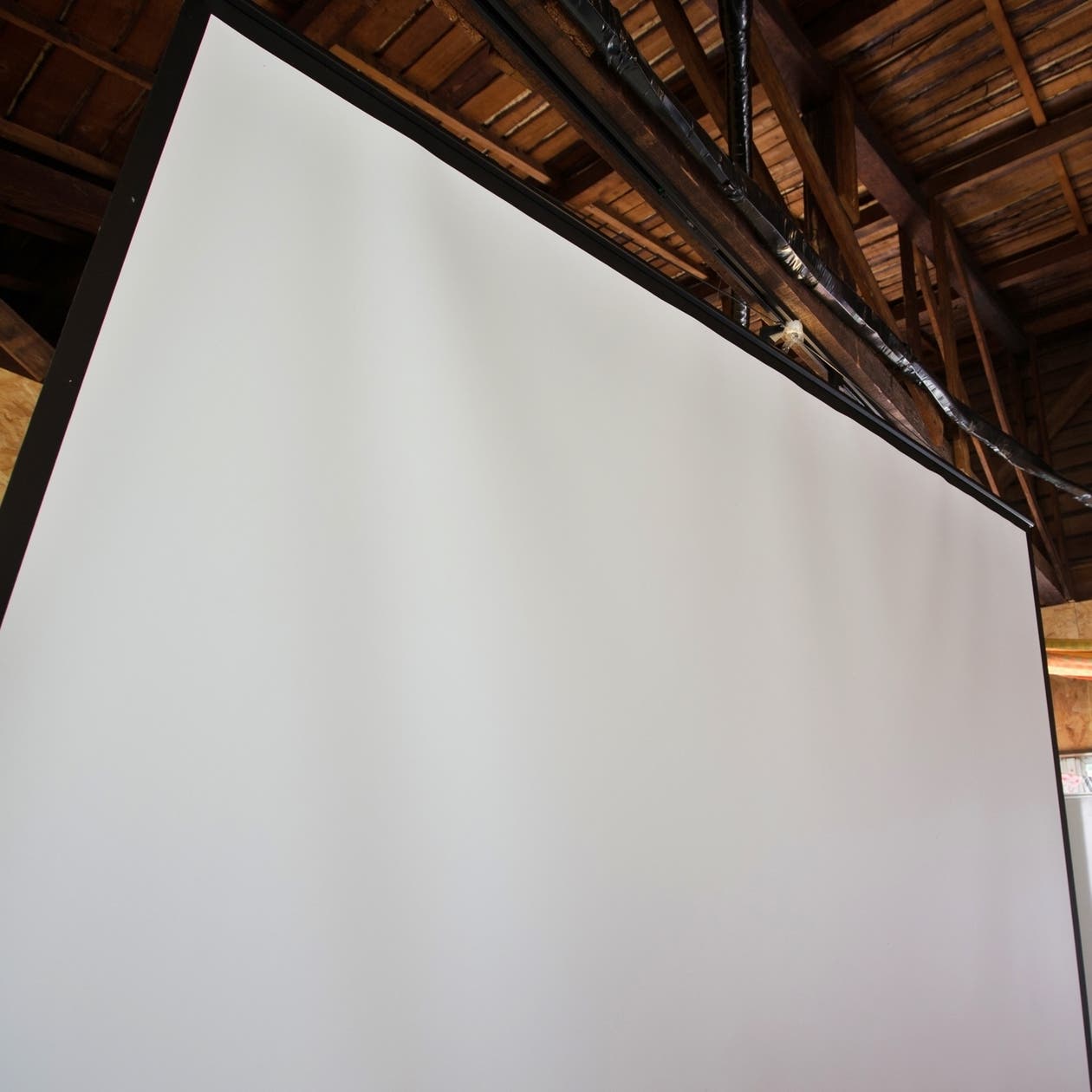 プロジェクター／100インチスクリーンの画像1