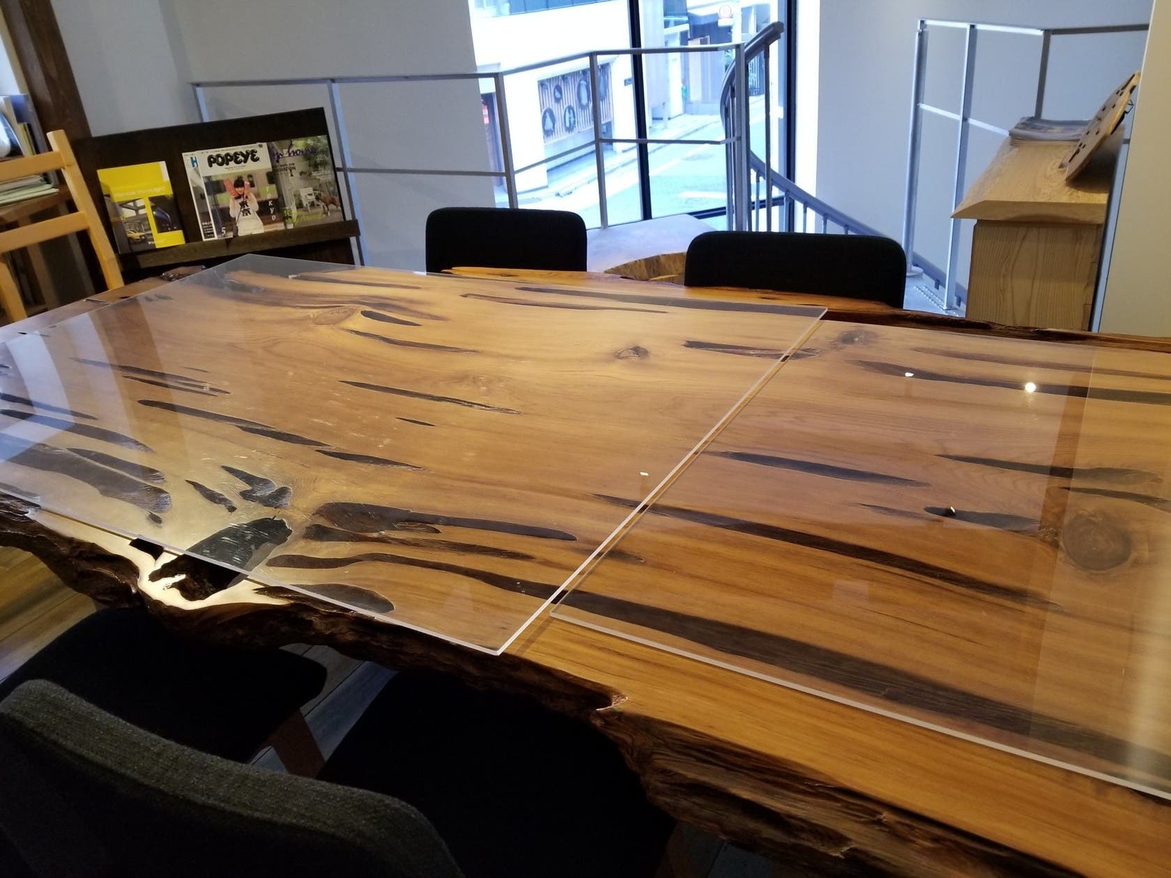 【新宿御苑すぐ】材木店ショールーム／撮影／試飲会／教室や1日サロンにも！/屋久杉テーブル/無垢杉板カウンターキッチンの写真6