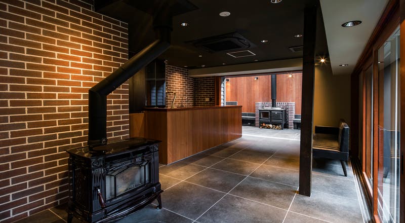 薪ストーブ・キッチン・生ビールサーバー付　ゲストハウスなごのや別館ラウンジ