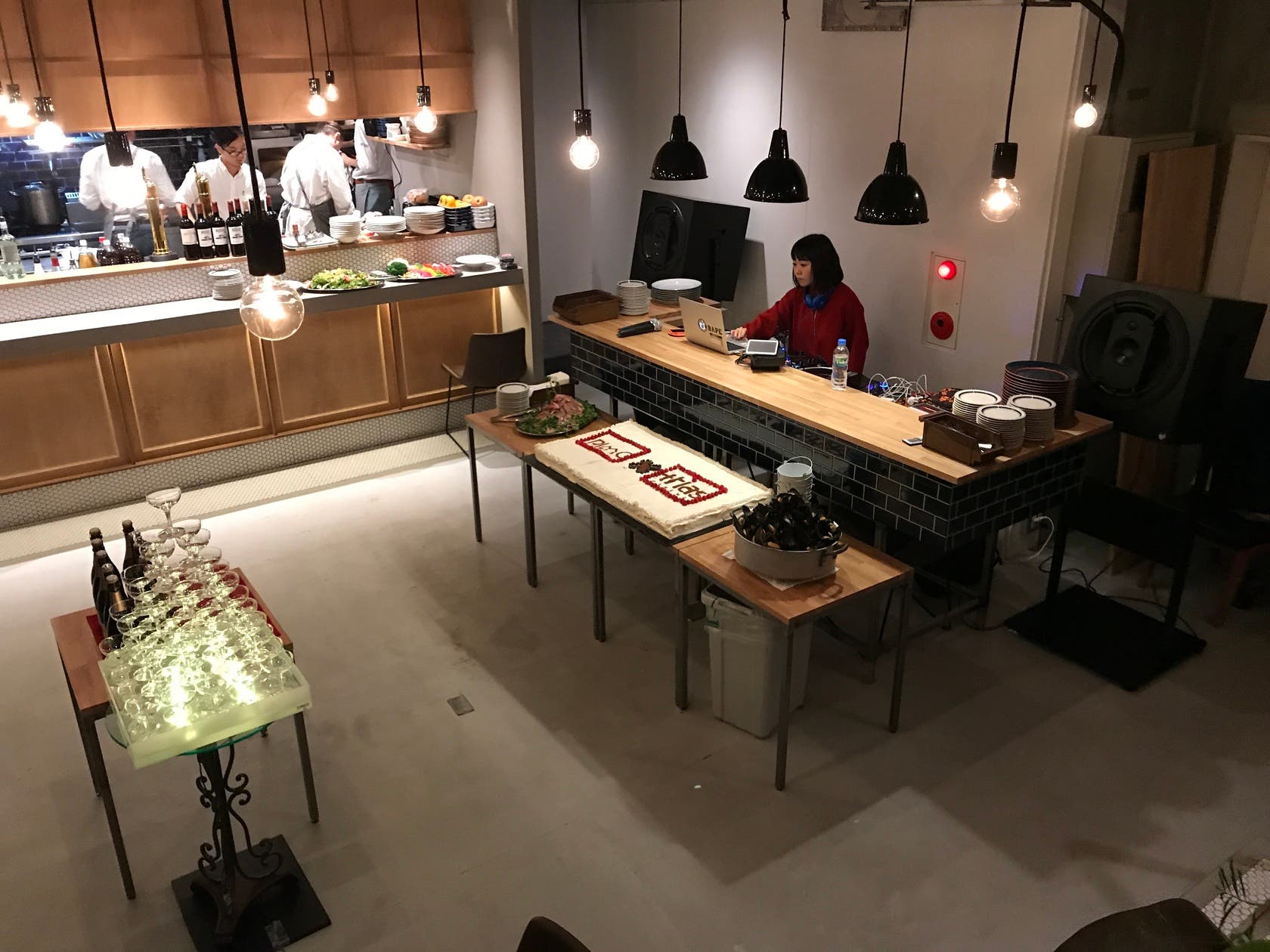 【大きな窓、テラス席あり】渋谷随一のデザインDJレストラン/最大80名/マイク、プロジェクターの写真6