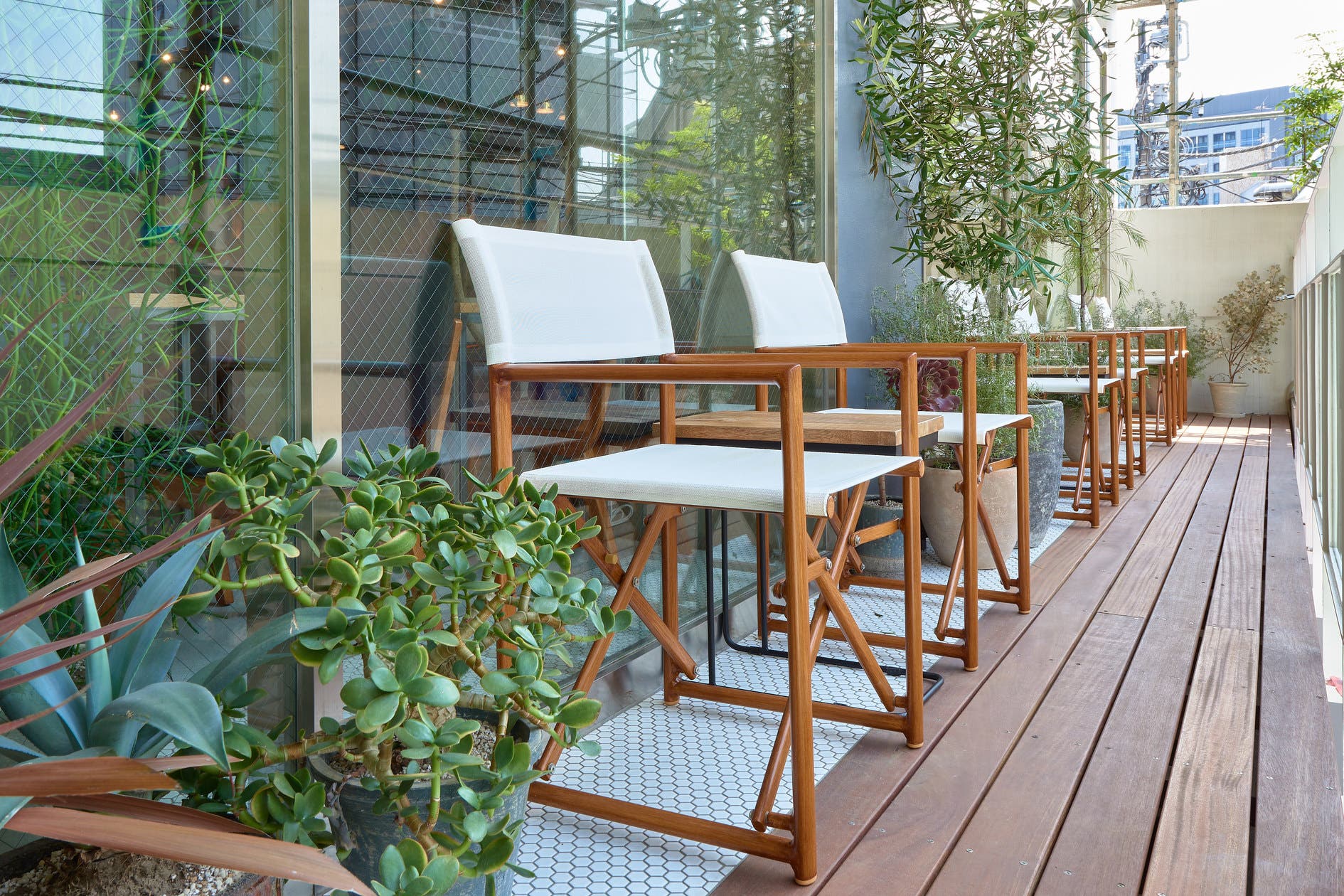 【大きな窓、テラス席あり】渋谷随一のデザインDJレストラン/最大80名/マイク、プロジェクターの写真7