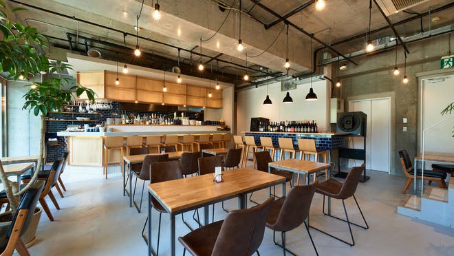 【大きな窓、テラス席あり】渋谷随一のデザインDJレストラン/最大80名/マイク、プロジェクターの写真3