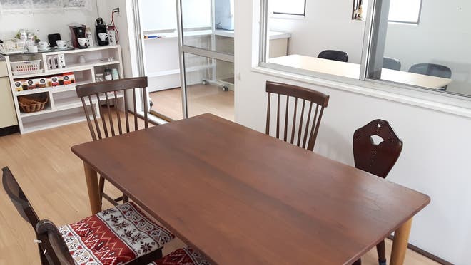 【現在閉鎖中です】格安レンタルルーム★貸し会議室★駅近アクセス抜群!上桂駅改札口の前❗女子会・ヨガ・エステ・面接などに(^_-)の写真1