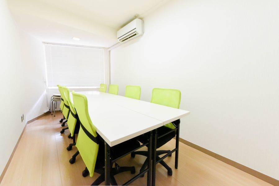【新宿駅直結出口30秒】➂基本プラン値下げしました！☆高級チェア採用☆シンプルで静かな会議室☆ の写真1