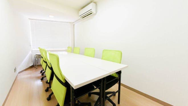【新宿駅直結出口30秒】➂基本プラン値下げしました!☆高級チェア採用☆シンプルで静かな会議室☆ の写真1