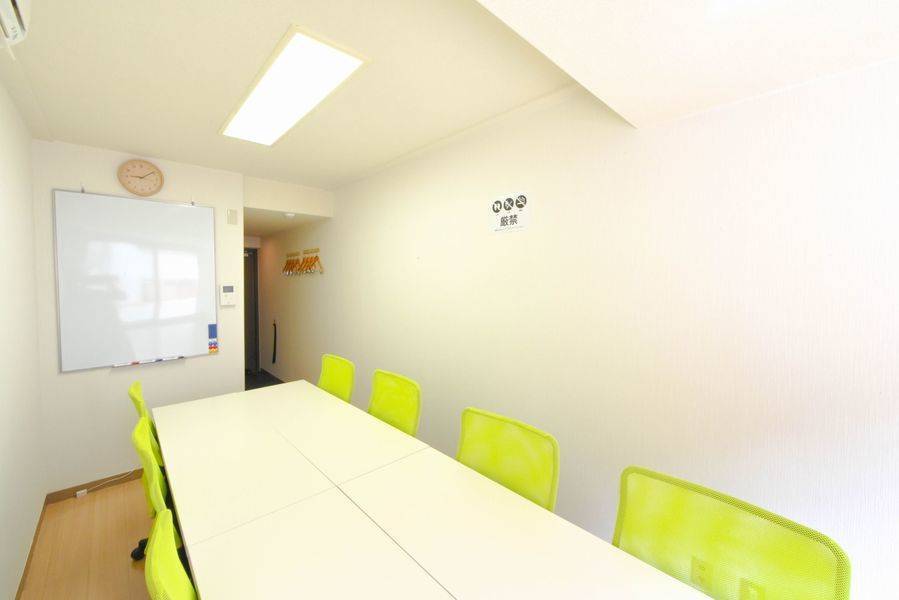 【新宿駅直結出口30秒】➂基本プラン値下げしました！☆高級チェア採用☆シンプルで静かな会議室☆ の写真2
